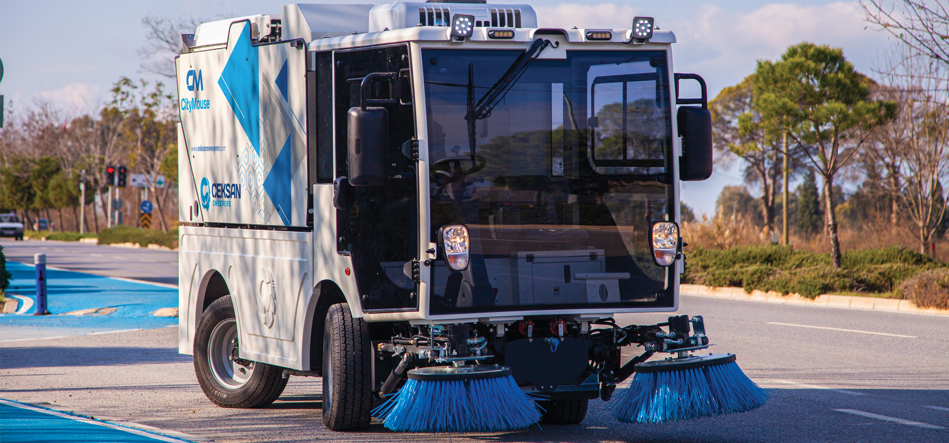 Machinery :: COMPACT ROAD SWEEPING MACHINE